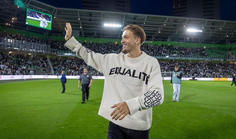 Wie is de vriendin van voetballer Luciano Valente - Sportwolf